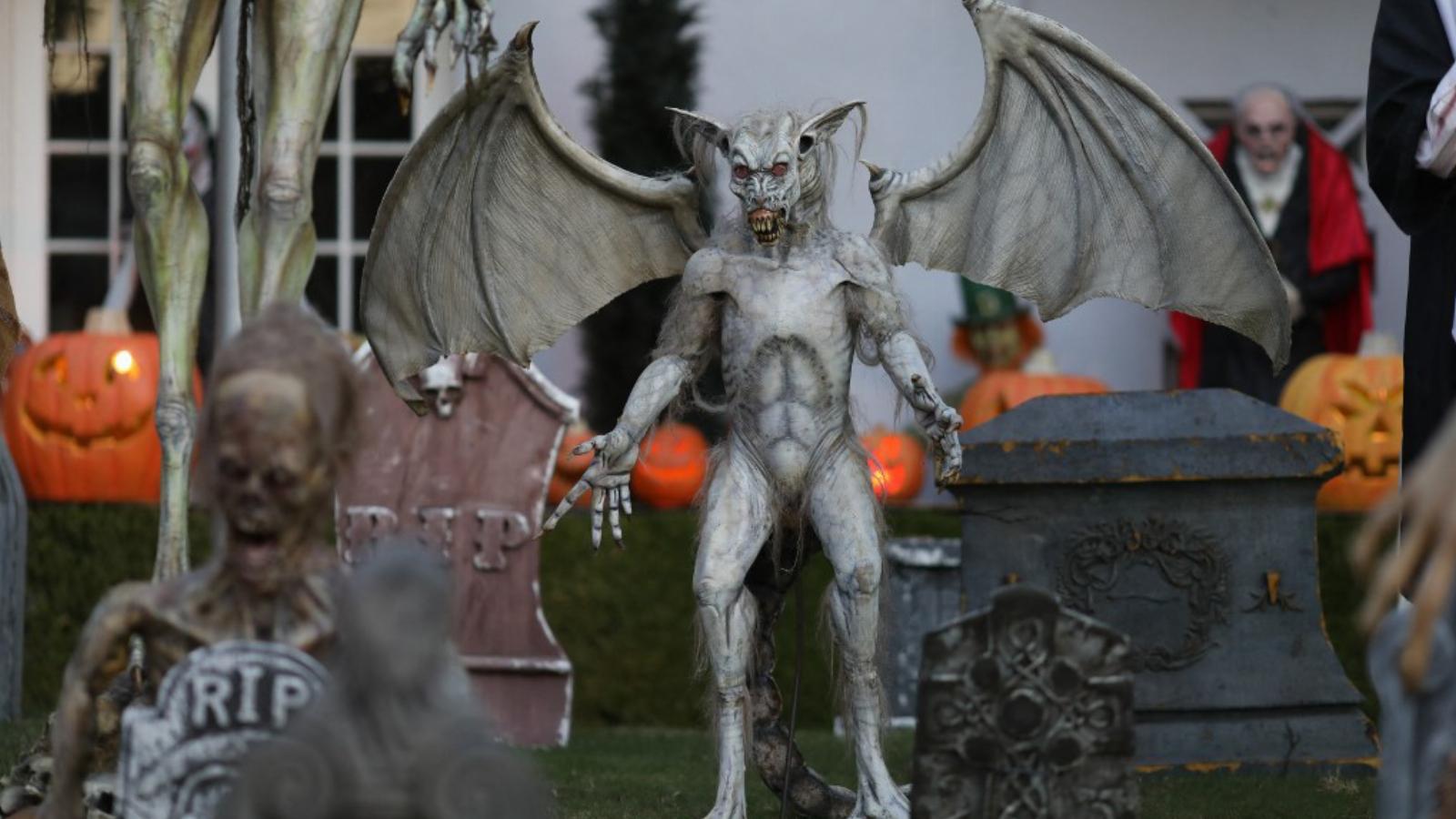 Két ember meghalt, amikor egy 17 éves fiú lőni kezdett a halloweeni ...