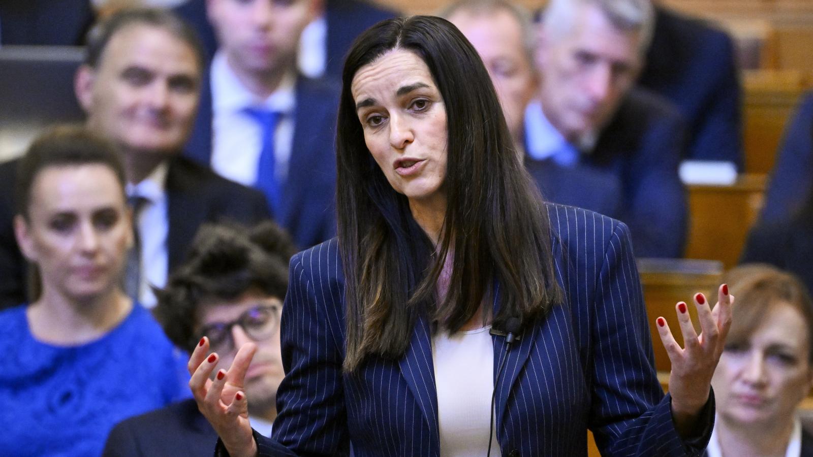 IDEA: Orbán Anita a legkedveltebb politikus, még Magyar Péternél is ...